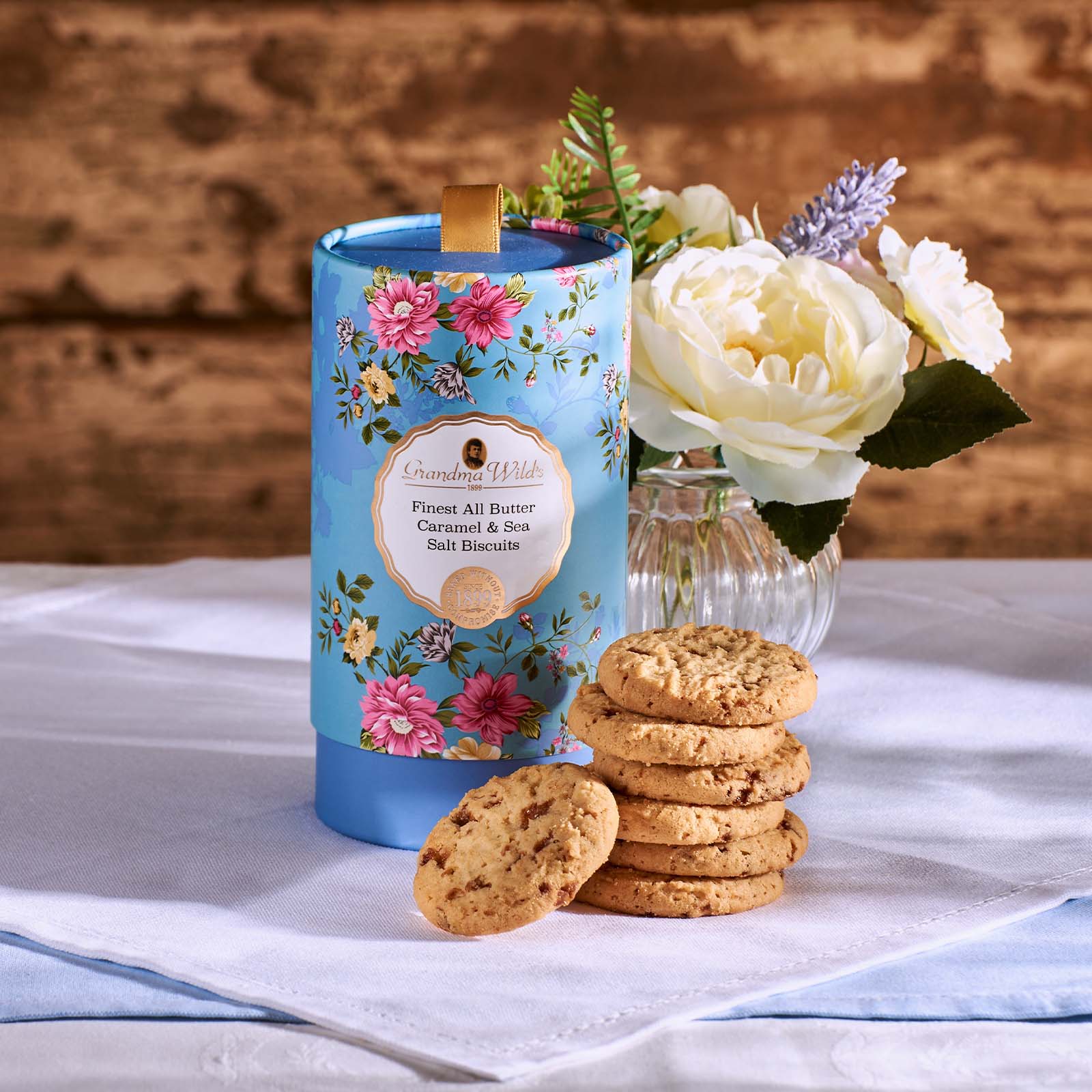 Smörkakor med salt karamell i Floral-tub – 150g - Grandma Wilds